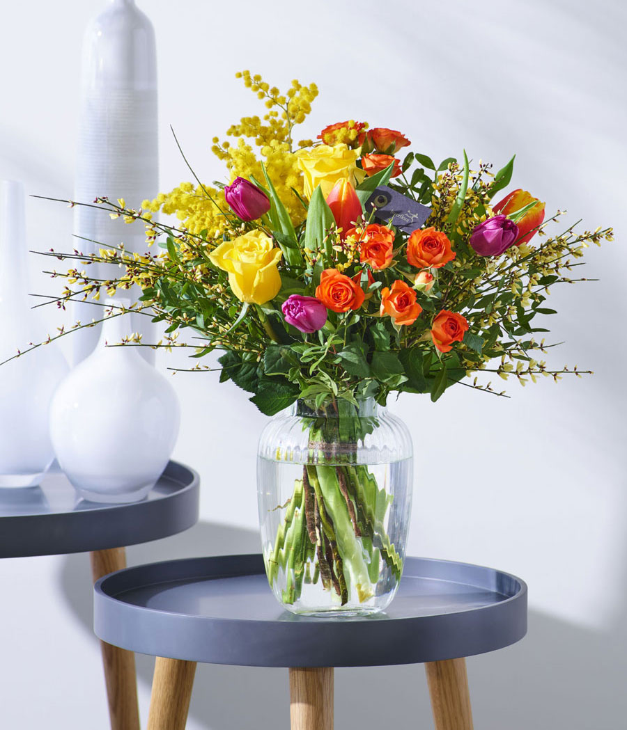 Flower courier | Interflora Latvia. Flower Delivery