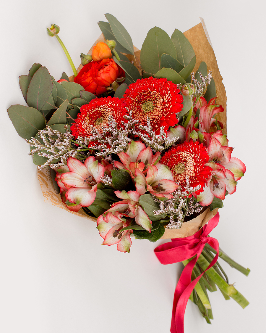 Bright dream – small posy | Posy | Interflora Latvia. Flower Delivery